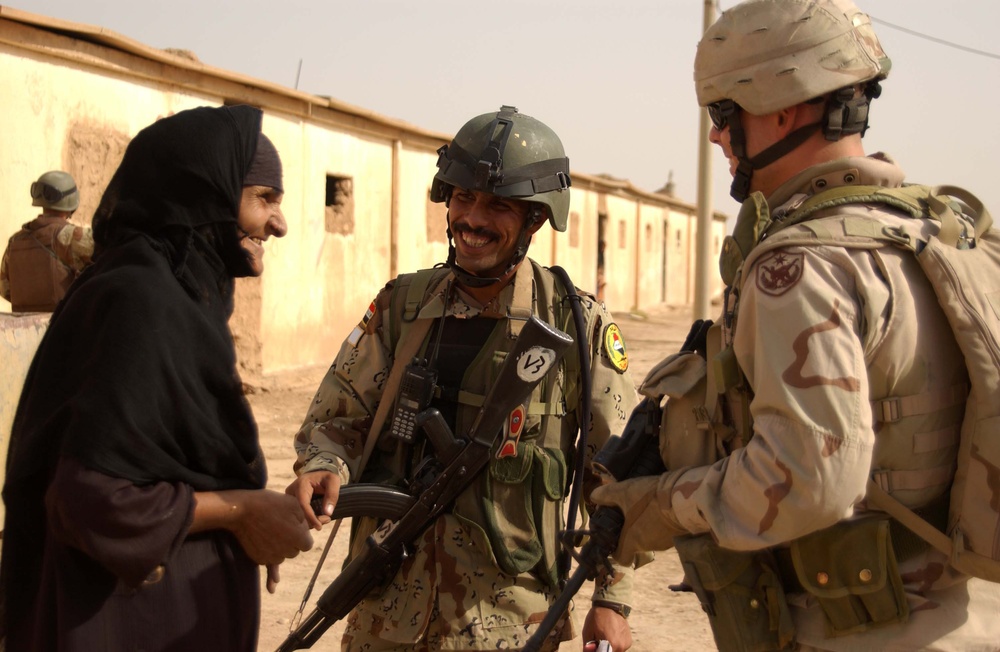 DVIDS - Images - Iraqi Army Sgt. 1st Class Tho-Falgar and U.S. Army ...