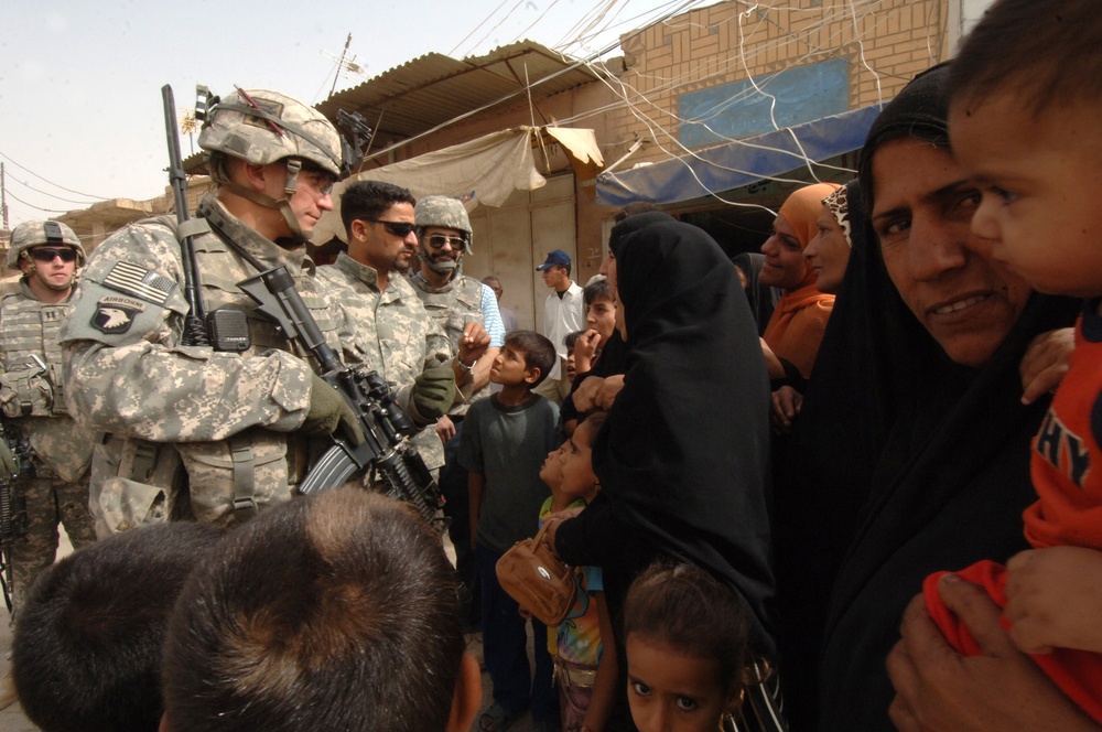 DVIDS - Images - Capt. Goettke talks to Iraqis in a market.