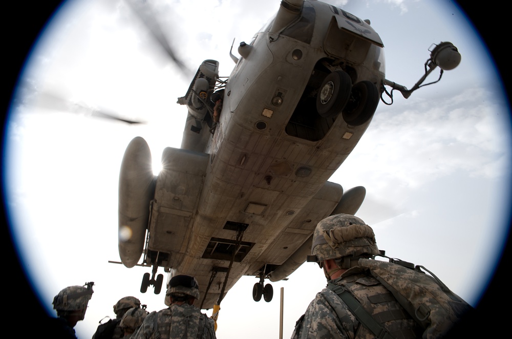 DVIDS - Images - U.S. Army soldiers conduct sling-load operations.