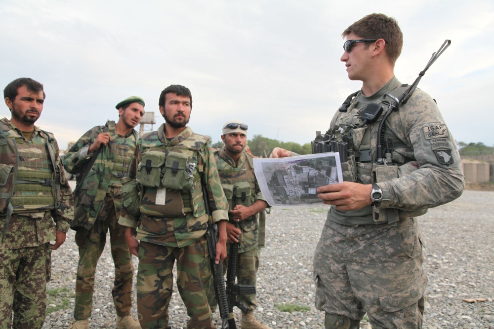 DVIDS - Images - U.S. Army 2nd Lt. Charles Evans gives a briefing to ...