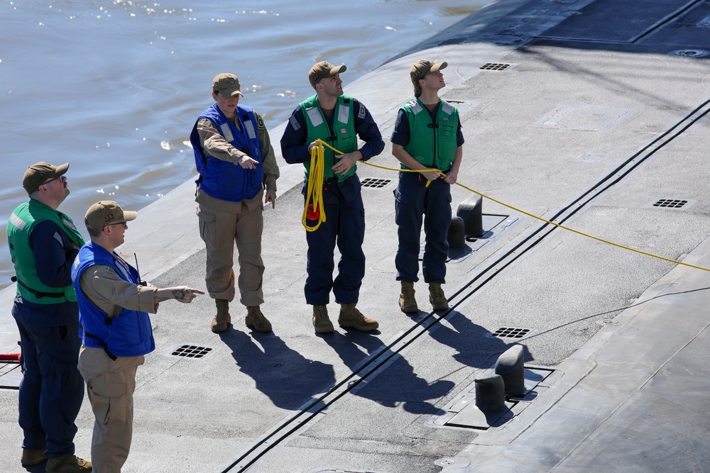 DVIDS - Images - USS Ohio (SSGN 726) arrives in Brisbane, Australia ...