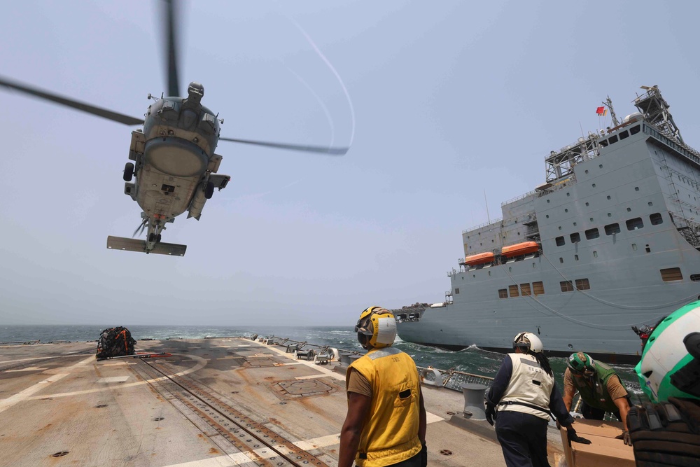 DVIDS - Images - USS FORREST SHERMAN (DDG 98) CONDUCTS RAS [Image 8 of 21]