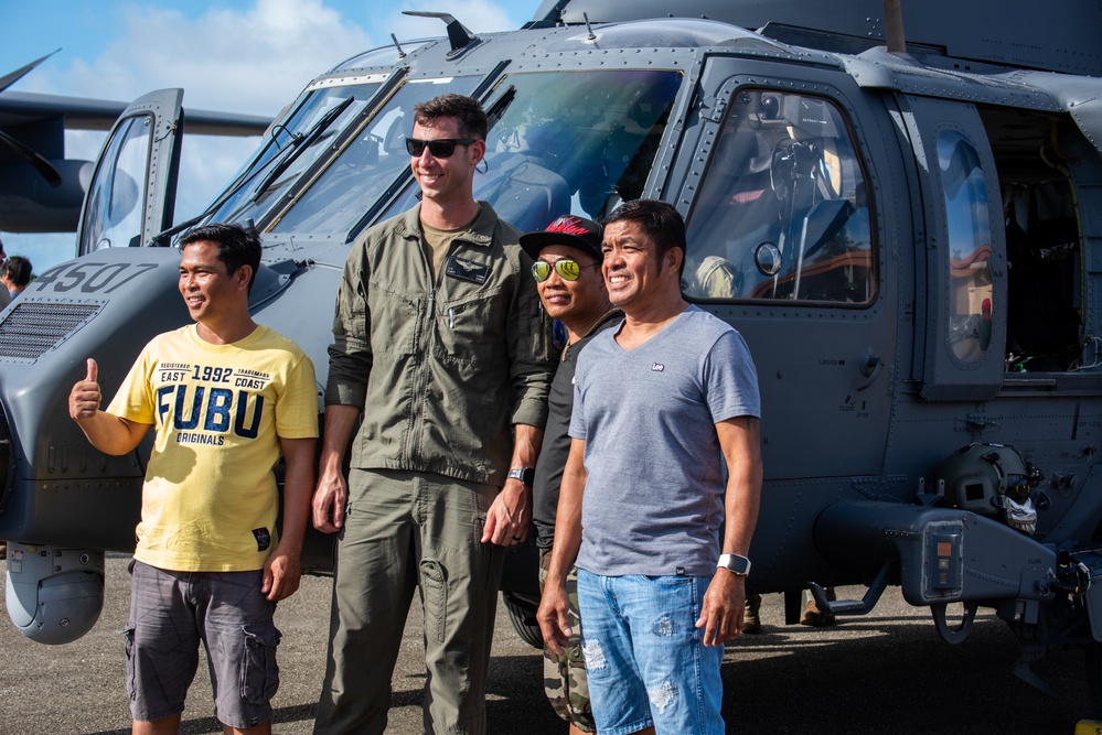 DVIDS - Images - JBER team brings “Pet the Jet” day to Tinian [Image 2 ...