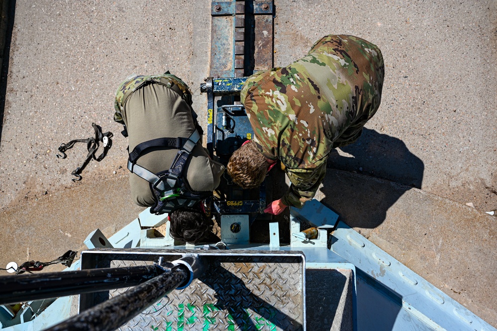 DVIDS - Images - Weapons Transfer Movement [Image 7 of 14]