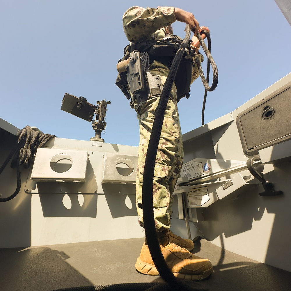 DVIDS - Images - Harbor Patrol Man Overboard Training [Image 6 of 11]