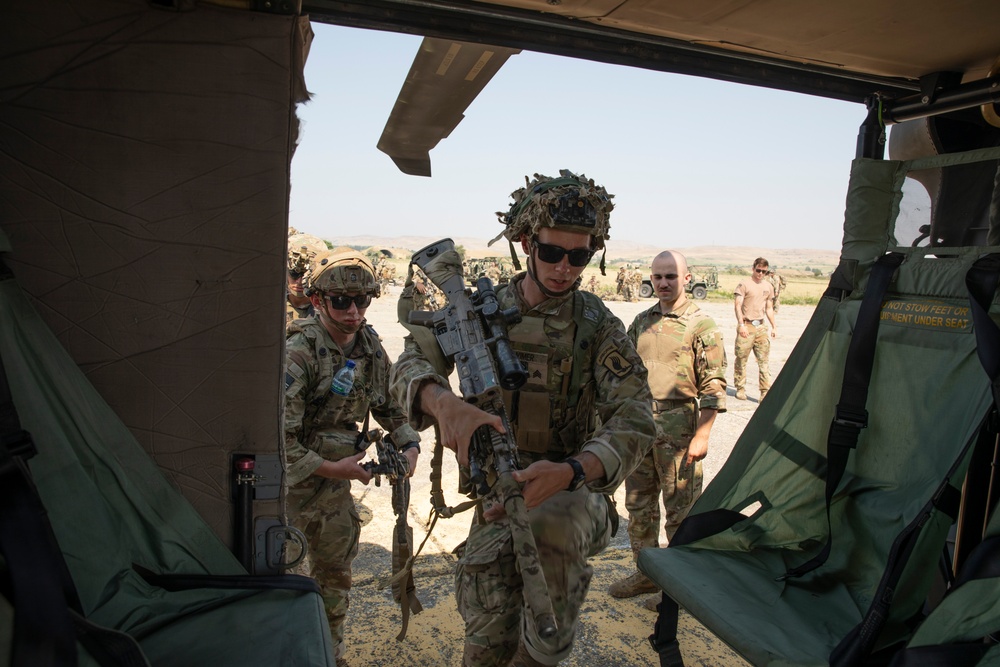 DVIDS - Images - 3-501st Aviation Supports Air Assault Prep for 173rd ...