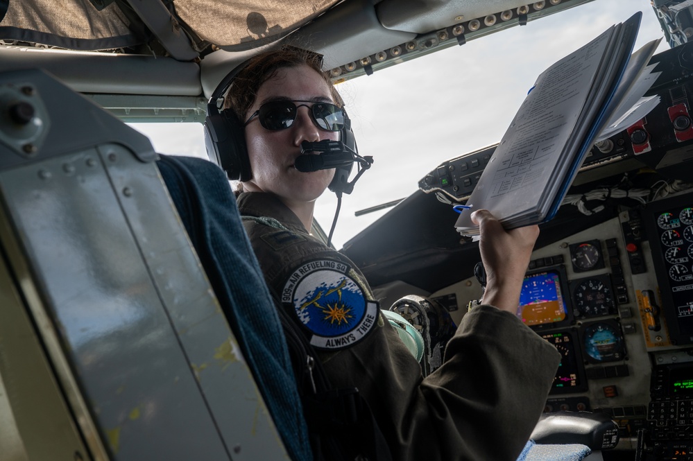 DVIDS - Images - 909th ARS fuels Rocketeers over the Pacific [Image 2 of 8]