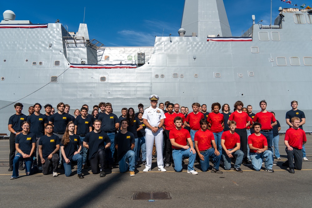 DVIDS - Images - Seattle Fleet Week 2025: Enlistment Ceremony