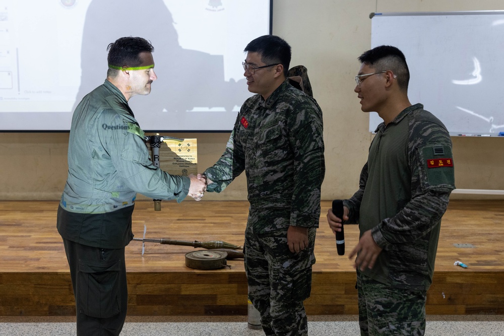 DVIDS - Images - KMEP 25.2 | 9th ESB EOD Gifts Plaque to 2nd ROK MARDIV ...