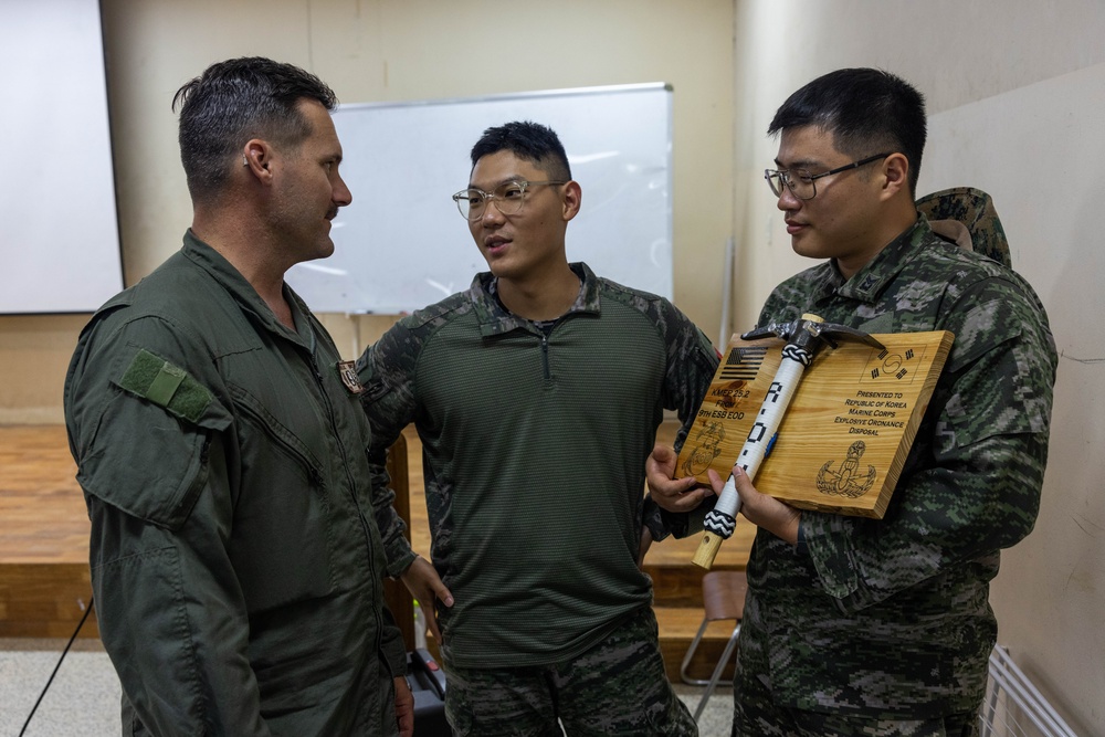 DVIDS - Images - KMEP 25.2 | 9th ESB EOD Gifts Plaque to 2nd ROK MARDIV ...