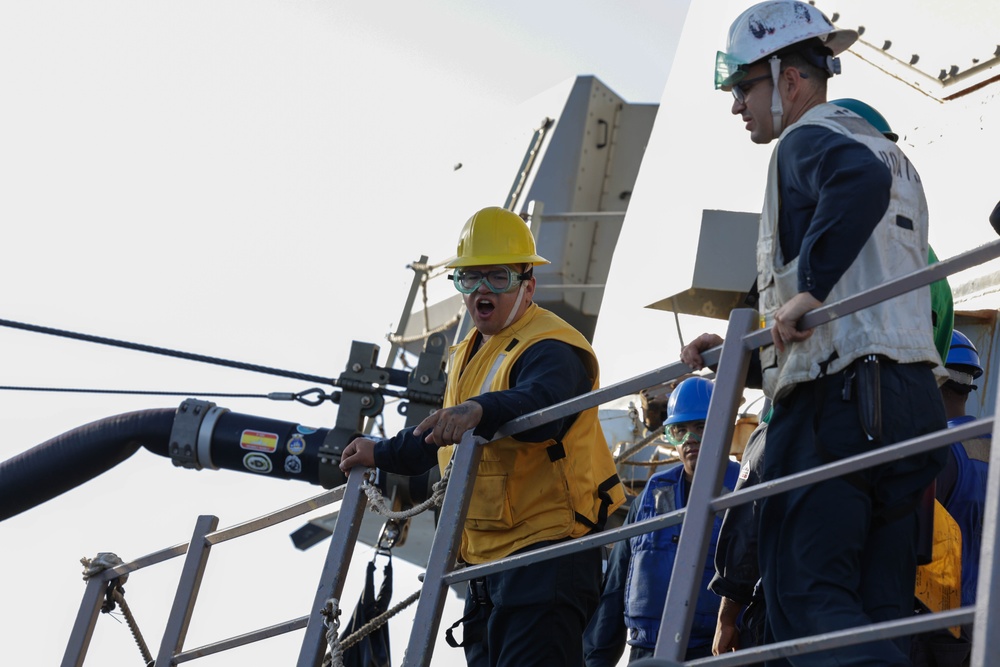 DVIDS - Images - USS Truxtun Conducts RAS [Image 4 of 24]