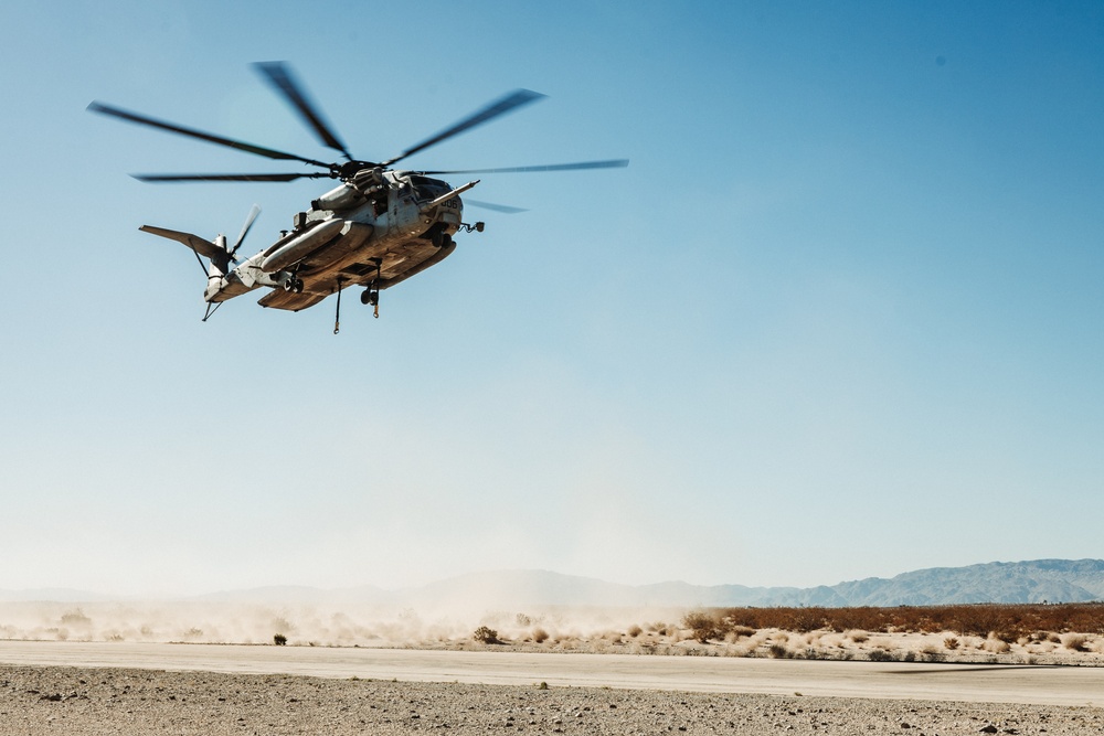 DVIDS - Images - Marines with HMH 361 conduct MRADR lift [Image 8 of 18]