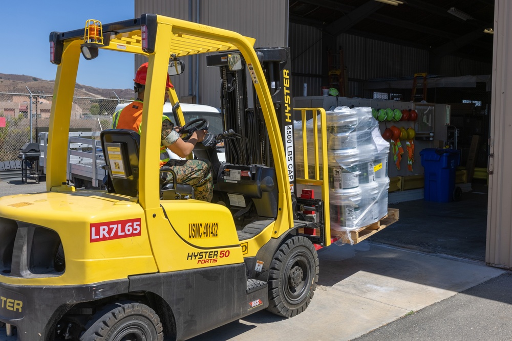 DVIDS - Images - U.S. Marines with HQ Bn., 1st MARDIV receive donated paint [Image 3 of 5]