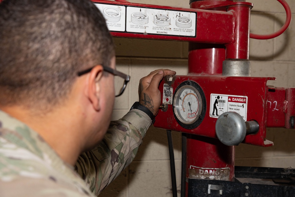 DVIDS - Images - U.S. Soldiers provide maintenance support to El Paso ...