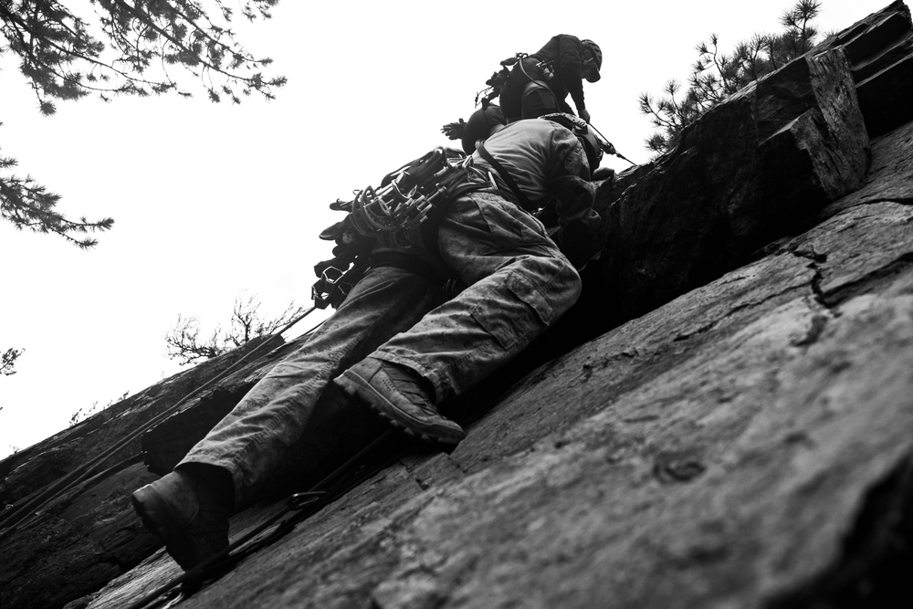 DVIDS - Images - V35 and V11 Marines conduct lead climbing during ...