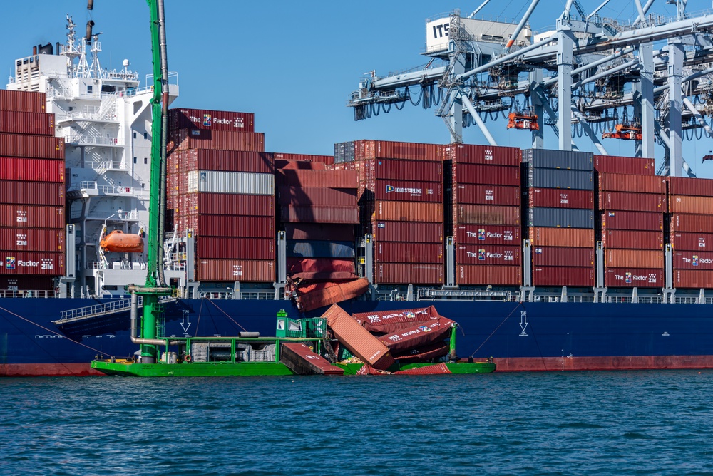 DVIDS - Images - Unified Command, U.S. Coast Guard respond to container ...