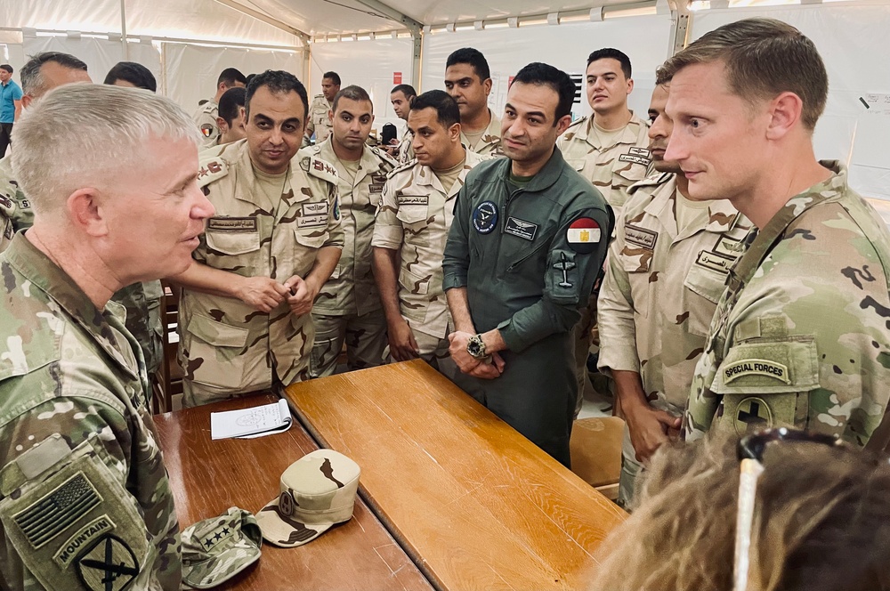 DVIDS - Images - ARCENT Commander Visits with Illinois National Guard ...
