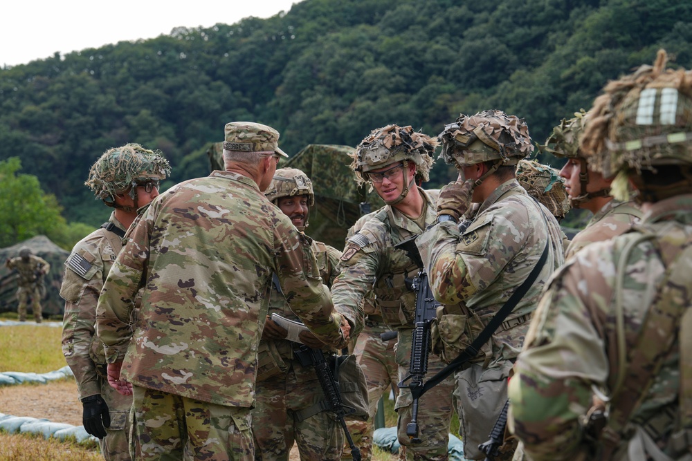 DVIDS - Images - Army Chief of Staff and Sergeant Major of the Army Visit Soldiers in South ...