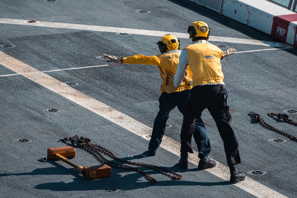 DVIDS - Images - U.S. Marines Disembark USS Arlington (LPD 24) to Conduct an Amphibious Assault ...