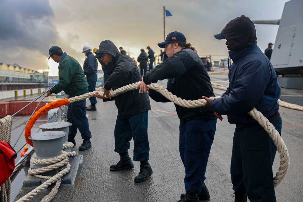 DVIDS - Images - USS Bulkeley (DDG 84) Sailors heave in a mooring line while conducting a sea ...