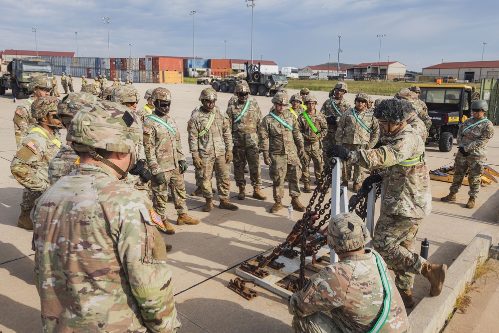 DVIDS - Images - 75th FA BDE Rail Load Training [Image 5 of 32]