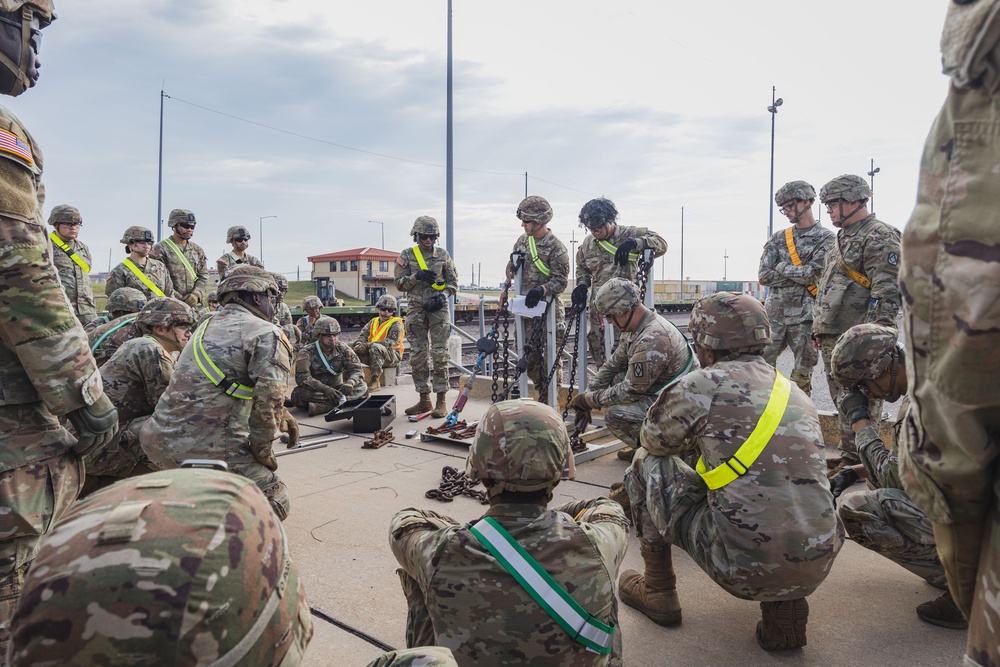 DVIDS - Images - 75th FA BDE Rail Load Training [Image 7 of 32]