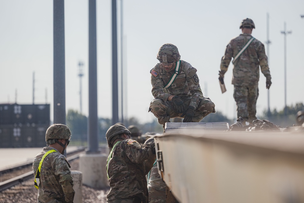 DVIDS - Images - 75th FA BDE Rail Load Training [Image 20 of 32]