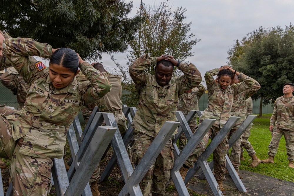 DVIDS - Images - SETAF-AF Soldiers tackle obstacle course [Image 6 of 13]