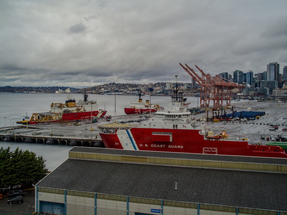 DVIDS - Images - U.S. Coast Guard Cutters Healy, Storis, and Polar Star ...