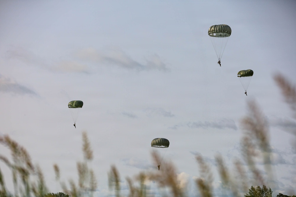DVIDS - Images - D-Day 81: Multinational Airborne Jump in Normandy ...