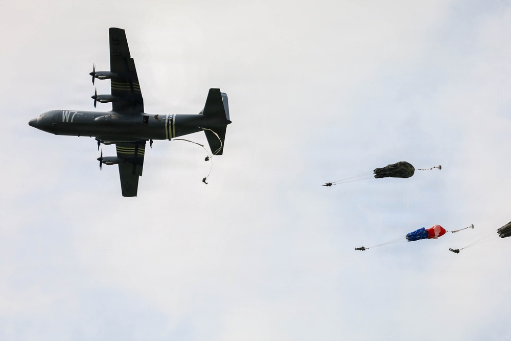 DVIDS - Images - D-Day 81: Multinational Airborne Jump in Normandy ...