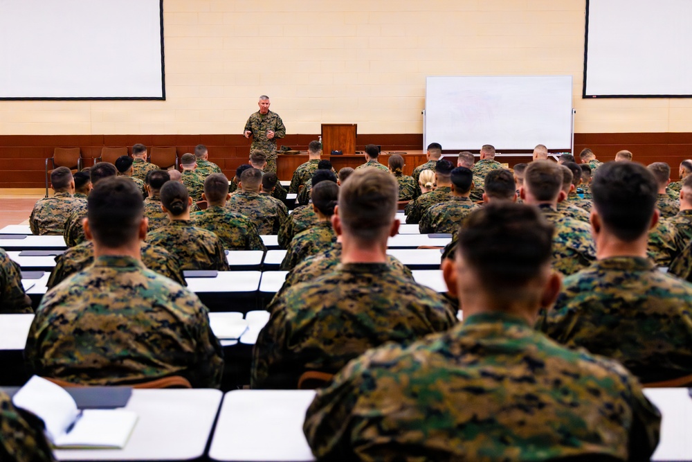 DVIDS - Images - The Commandant, Gen. Eric M. Smith visits instructors ...