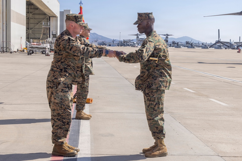DVIDS - Images - VMM-165 Relief and Appointment ceremony [Image 5 of 12]