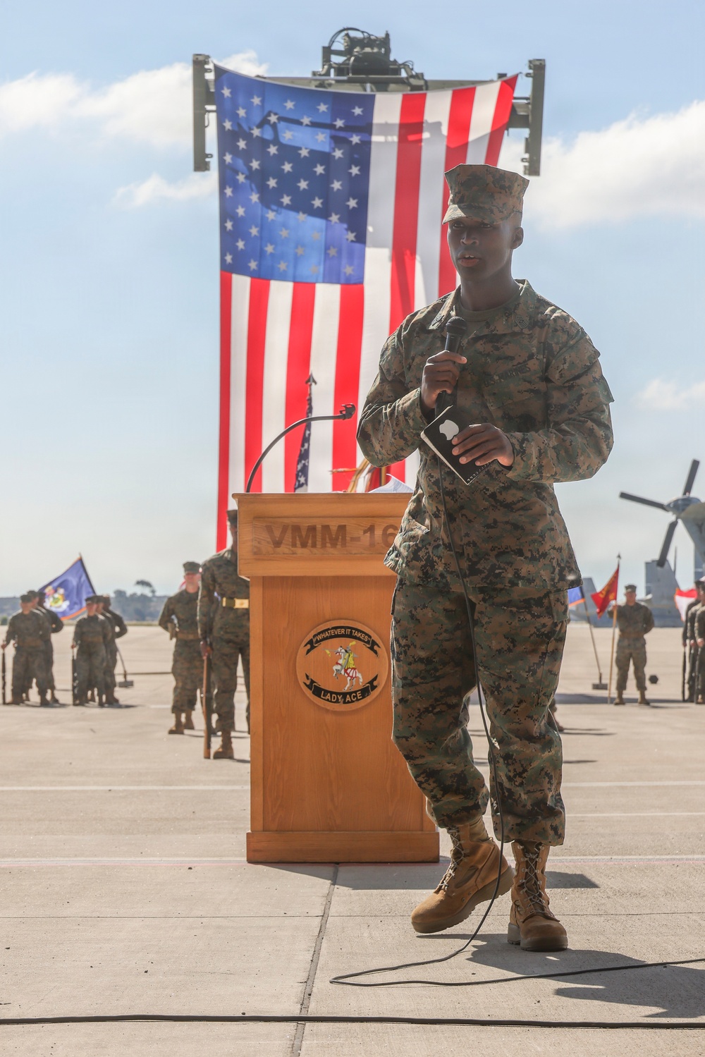 DVIDS - Images - VMM-165 Relief and Appointment ceremony [Image 10 of 12]