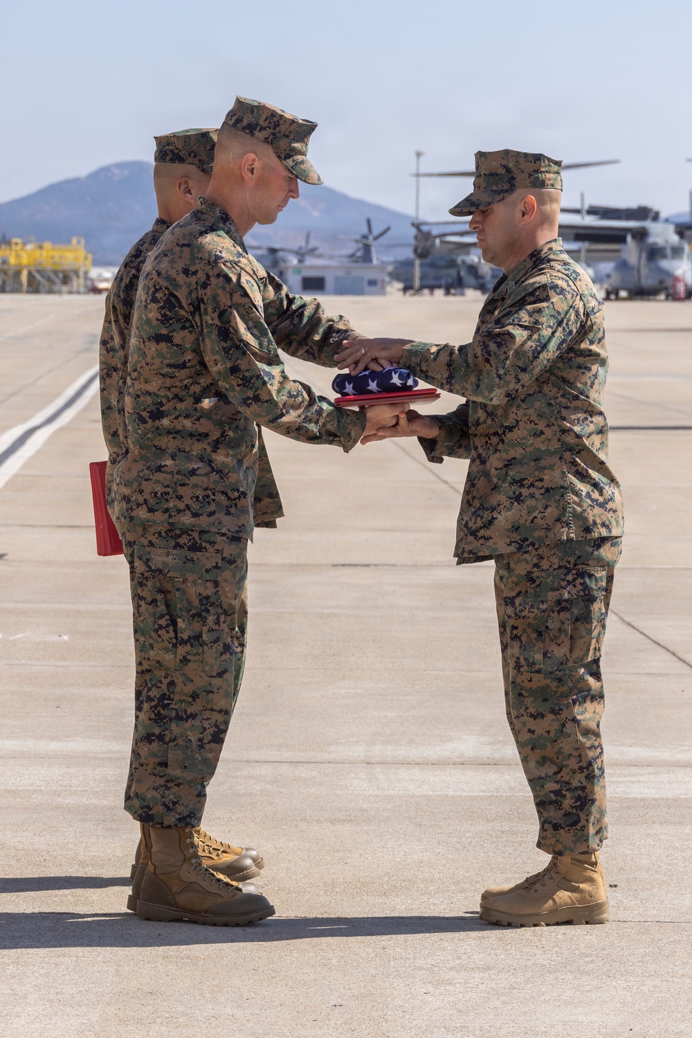 DVIDS - Images - VMM-165 Relief and Appointment ceremony [Image 8 of 12]