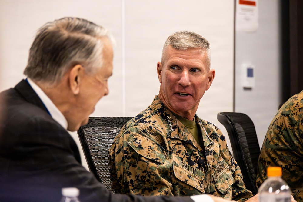 DVIDS - Images - The Commandant, Gen. Eric M. Smith visits the Sergeant ...