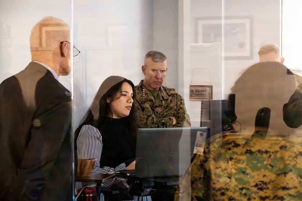 DVIDS - Images - The Commandant, Gen. Eric M. Smith visits the Sergeant ...