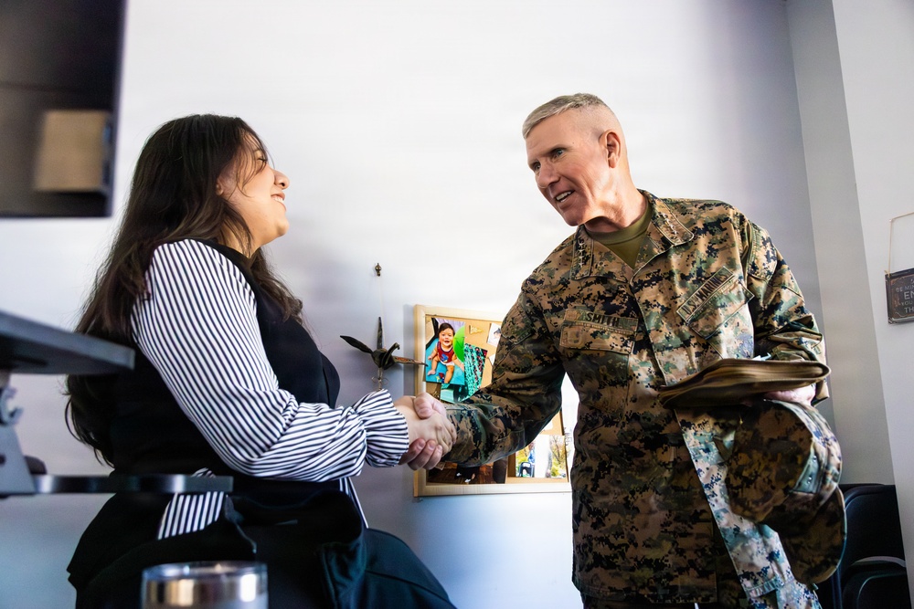 DVIDS - Images - The Commandant, Gen. Eric M. Smith visits the Sergeant ...