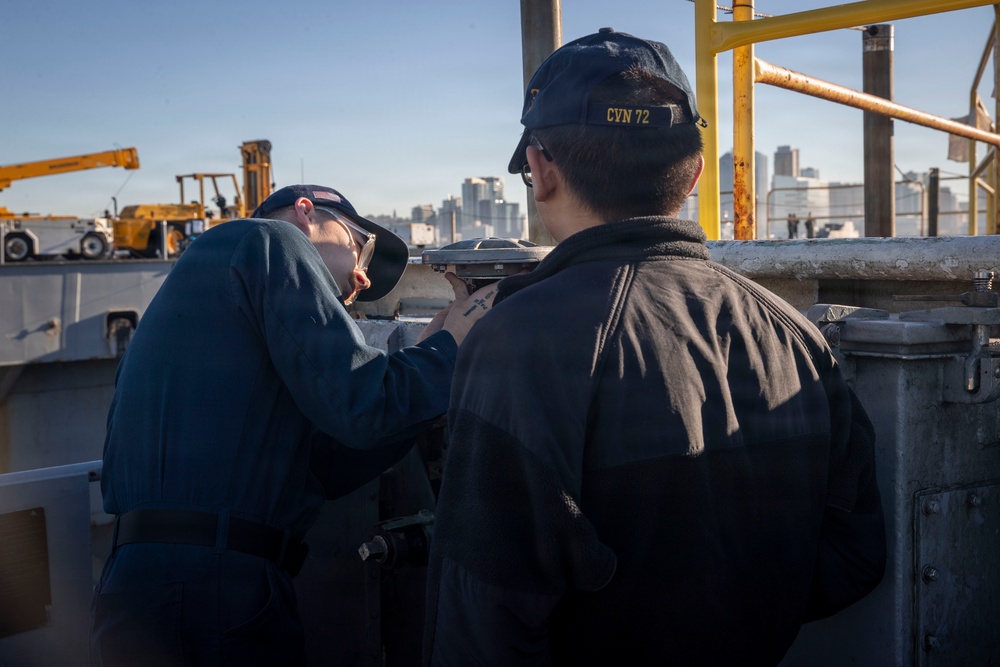 DVIDS - Images - Abraham Lincoln conducts routine operations [Image 5 of 5]