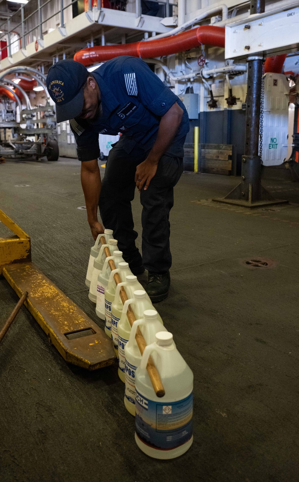 DVIDS - Images - USS America (LHA 6) Conducts HAZMAT Offload [Image 2 of 5]