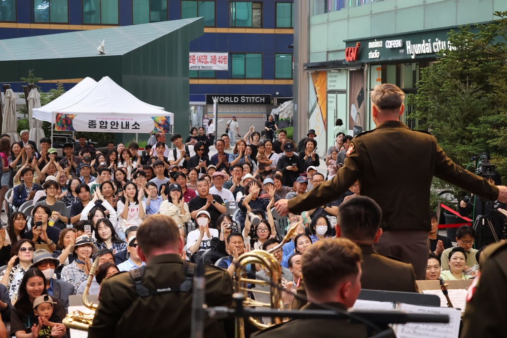 DVIDS - Images - 8th Army Band Performs at the Dongdaemun International ...