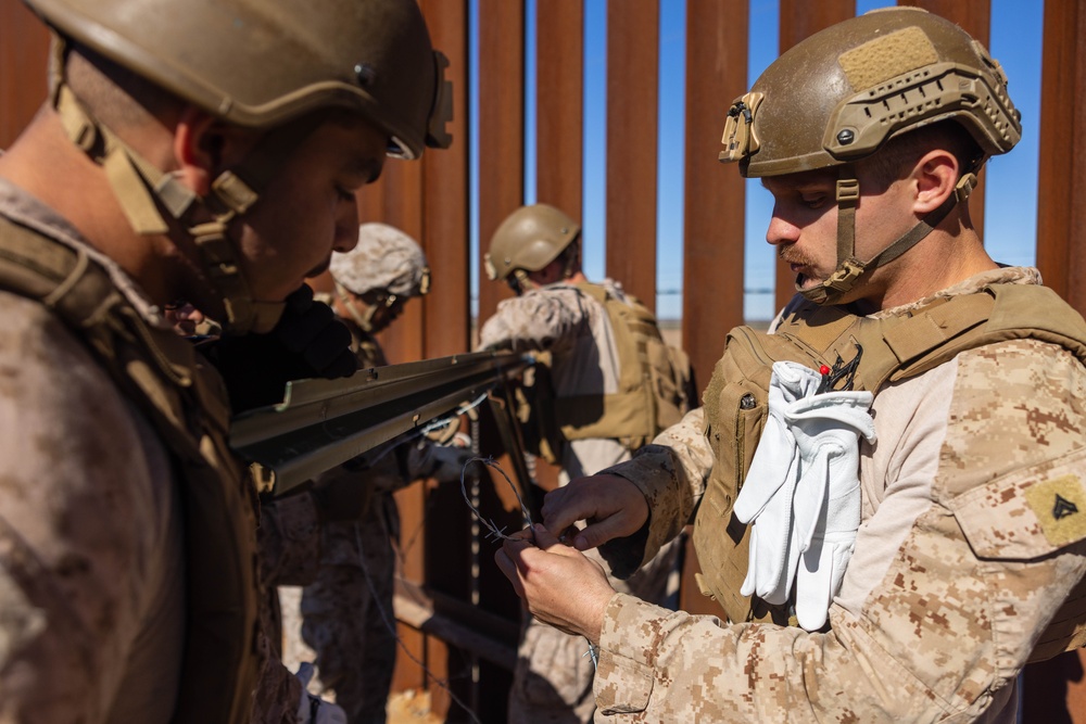 DVIDS - Images - JTF-SB Marines train 1st CEB Marines in barrier ...