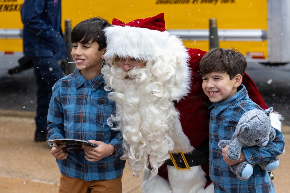 DVIDS - Images - Walter Reed celebrates holidays with annual Christmas ...