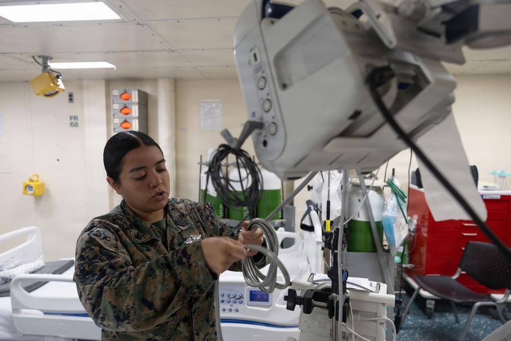 DVIDS - Images - USS Iwo Jima Sailors Prepare The ICU [Image 5 of 5]