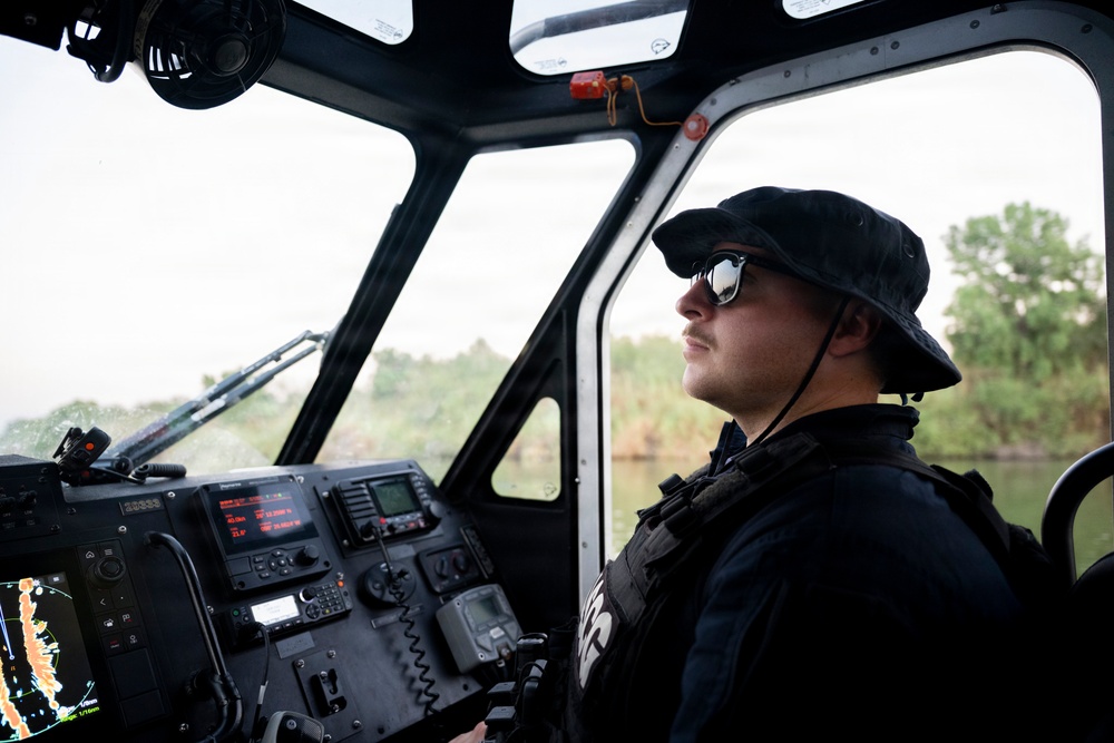 DVIDS - Images - Coast Guard members patrol Rio Grande near McAllen ...