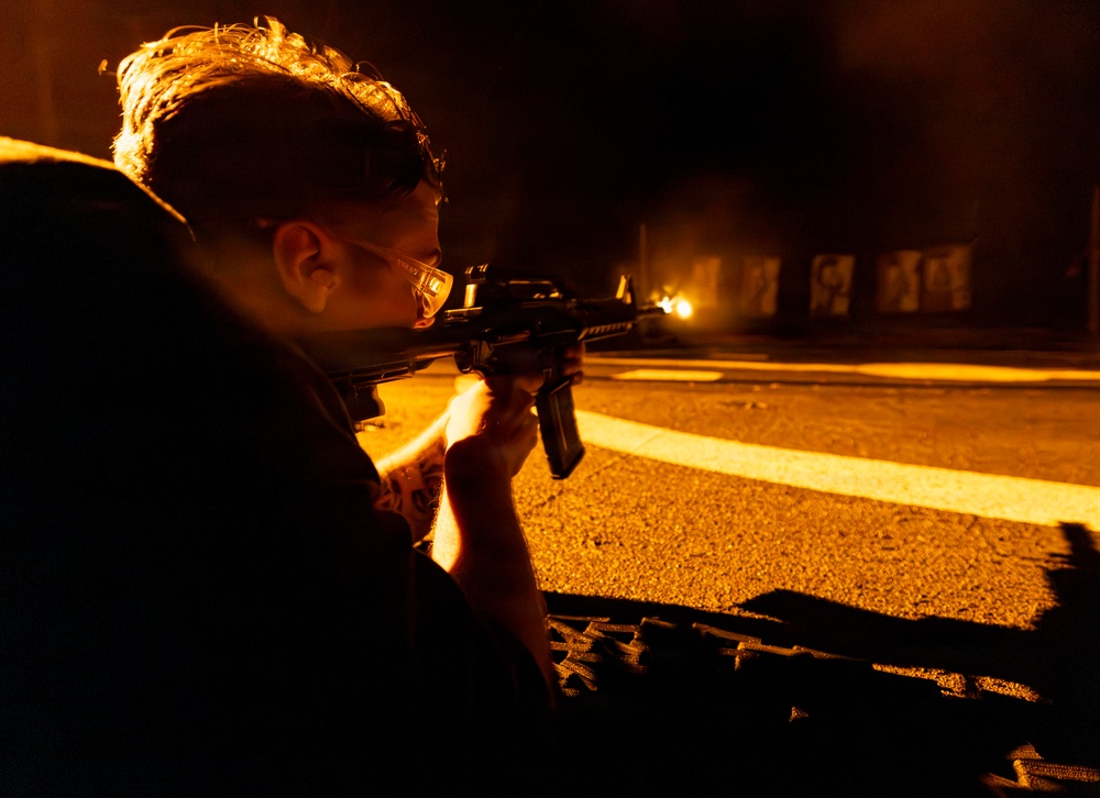 DVIDS - Images - U.S. Sailor Fires an M4 Carbine During a Low-Light ...