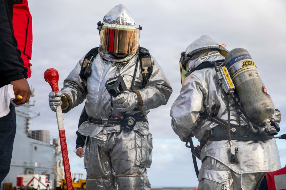 DVIDS - Images - Makin Island Conducts Flight Deck Fire Drill [Image 6 ...