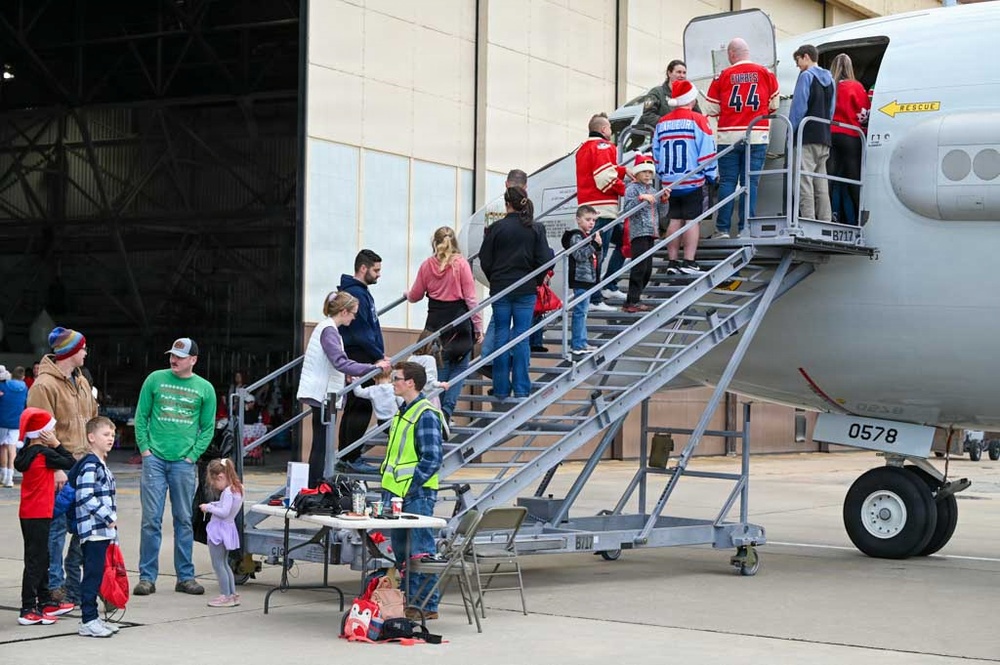 DVIDS - Images - 552 ACW Children's Holiday Party [Image 17 of 32]