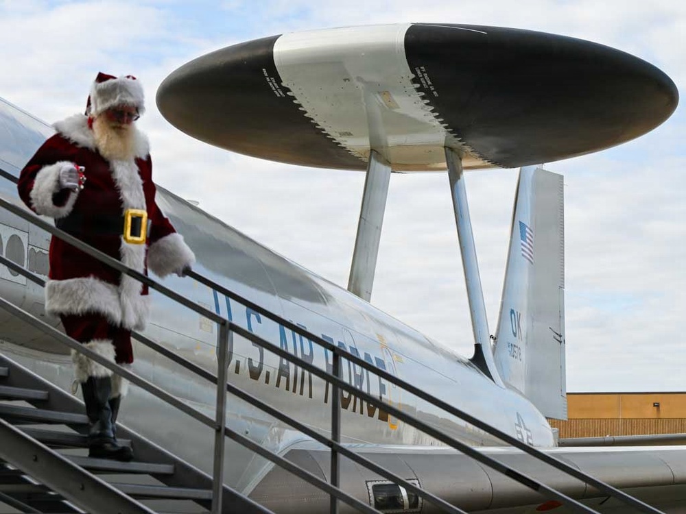 DVIDS - Images - 552 ACW Children's Holiday Party [Image 24 of 32]