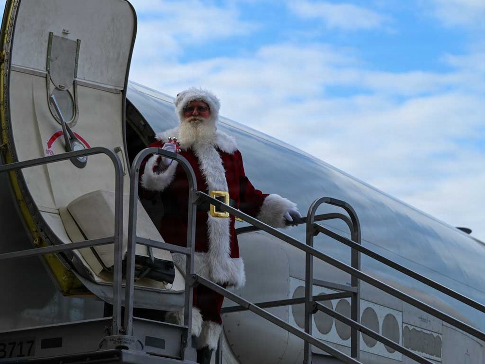 DVIDS - Images - 552 ACW Children's Holiday Party [Image 26 of 32]